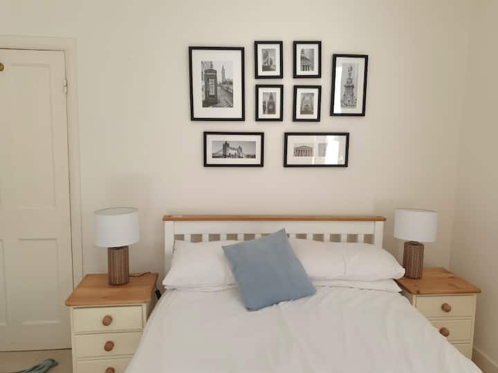 Spacious, Comfortable Room. 3 Mins Tube/subway - Londres