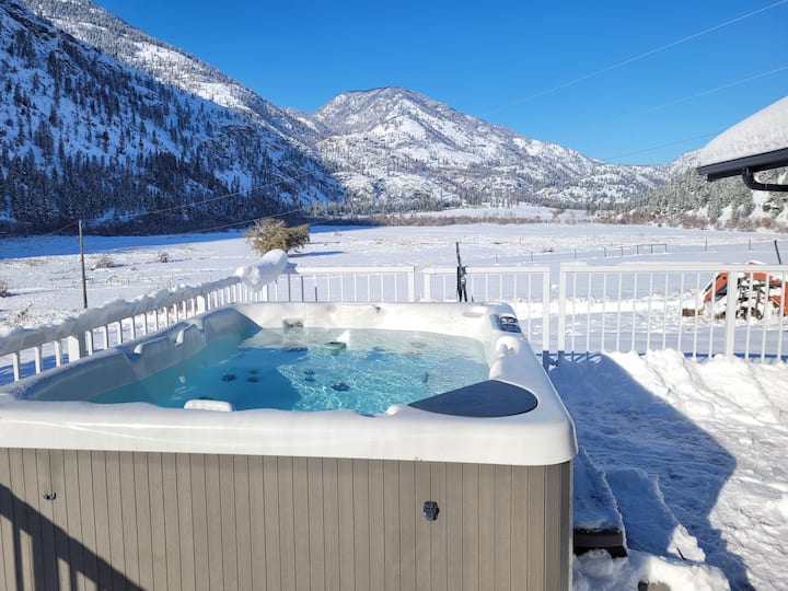 Wildlife Haven: Hot Tub & Epic Views! - Keremeos