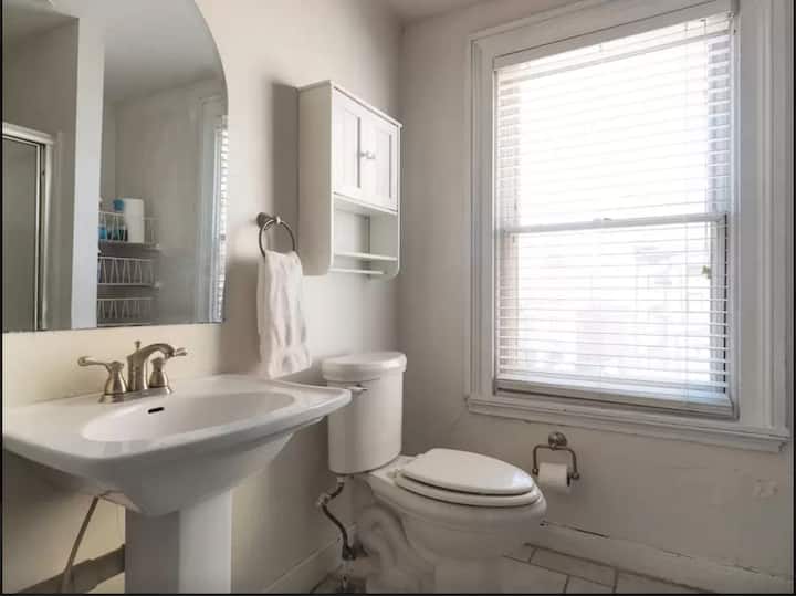 Lofted Apartment In Victorian Walk-up - Baltimore, MD