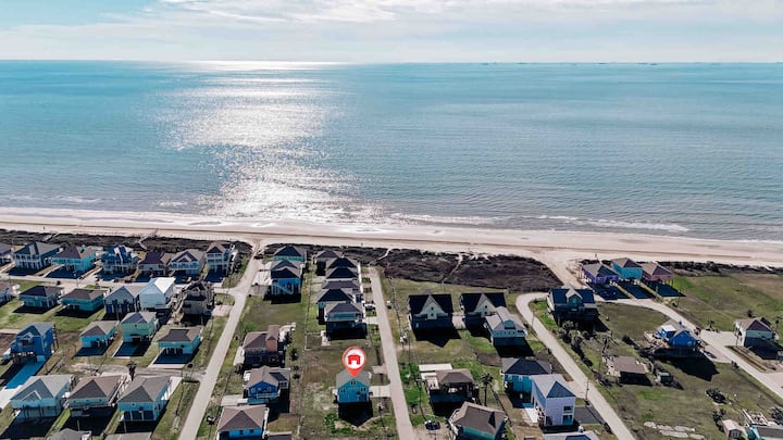 The Pelican’s Tail *Easy Beach Access* - Crystal Beach, TX
