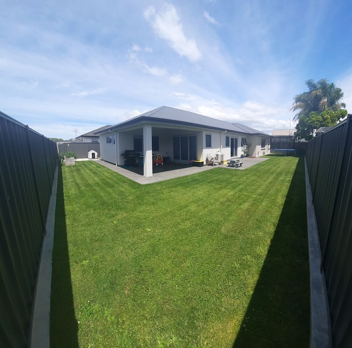Modern 4 Bedroom Home, Ensuite And 2 Living Areas - Napier