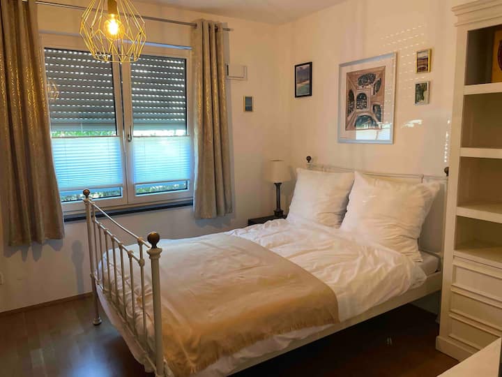 Modern And Light Room - München
