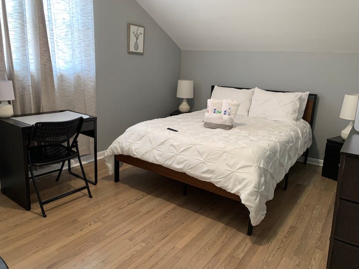 Private Bedroom #4 - Minutes From Newark Airport - Elizabeth, NJ