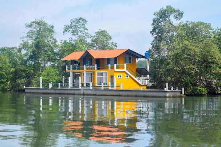 Casa En Estuario De Mangle Cerca Al Mar - Atacames Cantón