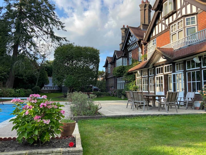 Manor House Wing With Easy Access To London - 고덜밍