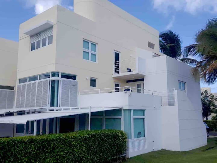 Modern Vacation Home
4r 4 1/2b
Walk To The Beach! - Dorado