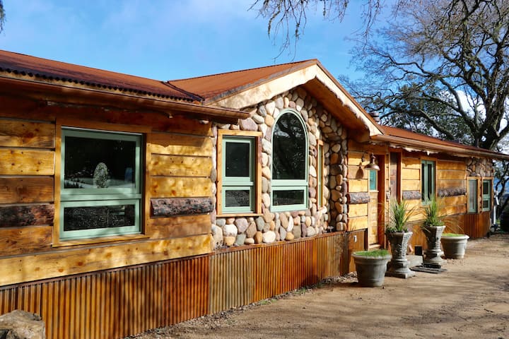 Lake Views Hilltop Ranch - 160 Acre Escape - Californie