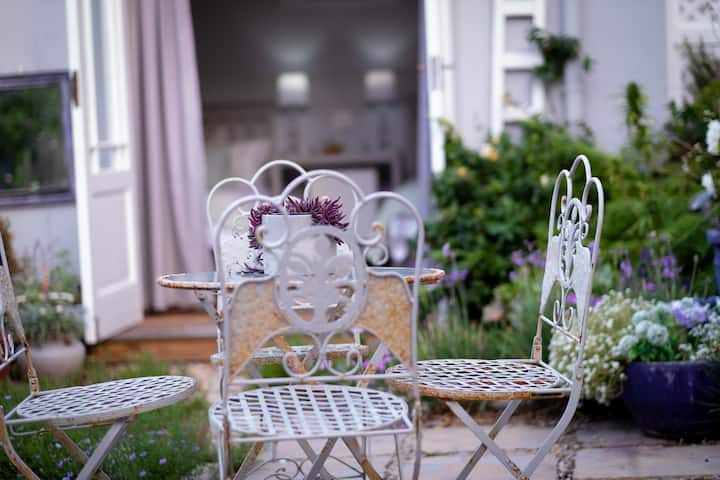 Colourful Courtyard Mill Park - Room 2 En-suite - Port Elizabeth