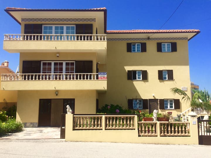 Grande Maison Location 2e éTage T4 Avec Balcons - Vieira de Leiria