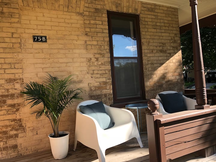 Bright, Beautiful And Welcoming Downtown Apartment - Chicopee