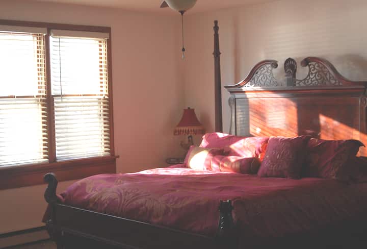 Executive Apt King Bed Mishawakariverwalk Longstay - Mishawaka, IN