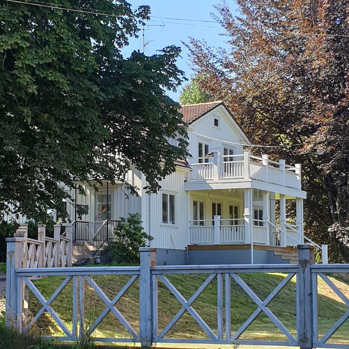 Stor Charmig Villa Stadsnära På Landet Intill En å - Halmstad