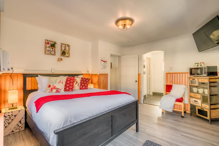 Christmas Suite #7 In Downtown At 'The Wanderlust' / 2 Queens - Leavenworth, WA