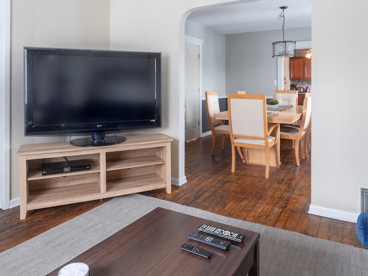 Spacious Family Retreat W/queen Beds-near Downtown - 클리블랜드