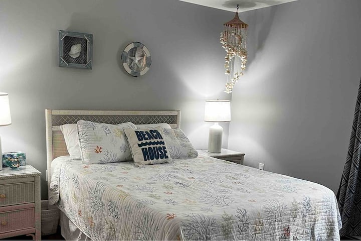 Family Cottage On The Vineyard! - Martha's Vineyard, MA