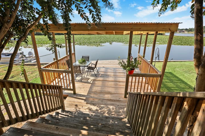 Lakefront Cottage On Lake Conroe With Great Views! - Willis, TX