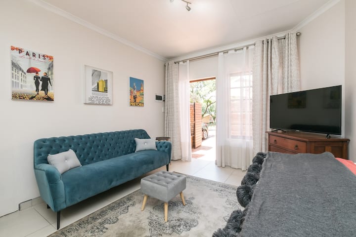 Retro Bachelor Unit (No Power Outages) Menlyn 3 Km - Pretoria, South Africa