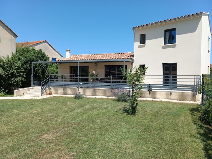 Maison Face à La Montagnette. - Tarascon