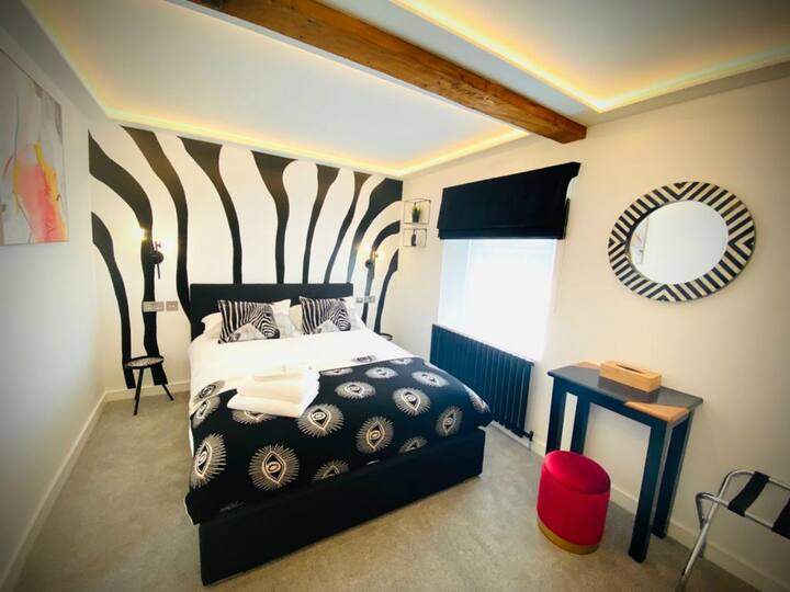 Deluxe Double Zebra Room At The Cherry Tree - Thame