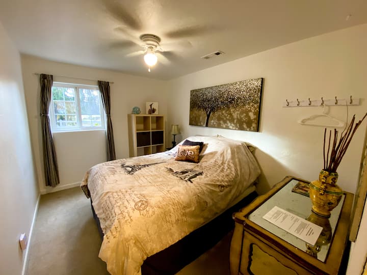 Ashland Paris Room - Ashland, OR
