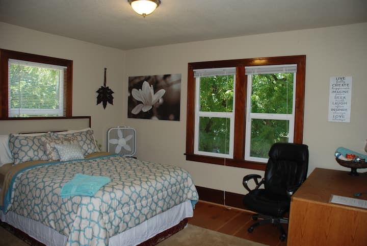A Great Beautiful Room With A Queen Bed & Cold A/c - Salem, OR