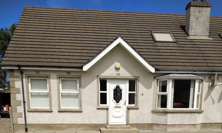 Entire House, 3 Bedrooms, 5 Beds, Sleeps 8 Max. - Ballycastle