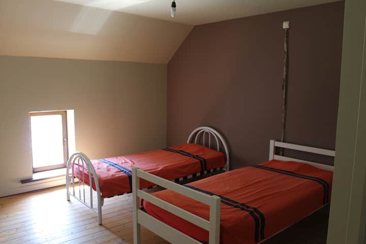 House With 4 Bedrooms And 8 Single Beds. - Ternat