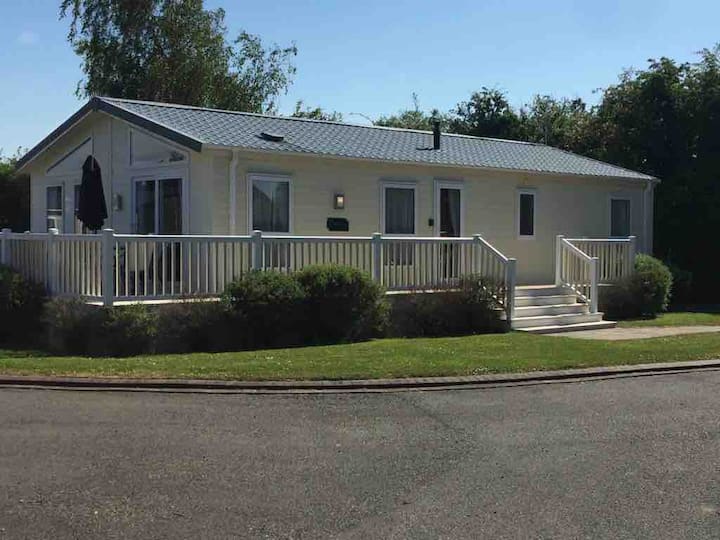 Fantastic 6 Berth Lodge- With Your Own Hot Tub - Abergele