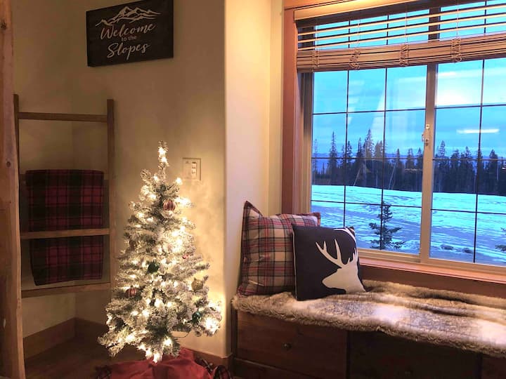 Ski In-ski Out @ The Snowbird’s Chalet - Big White Ski Resort, BC