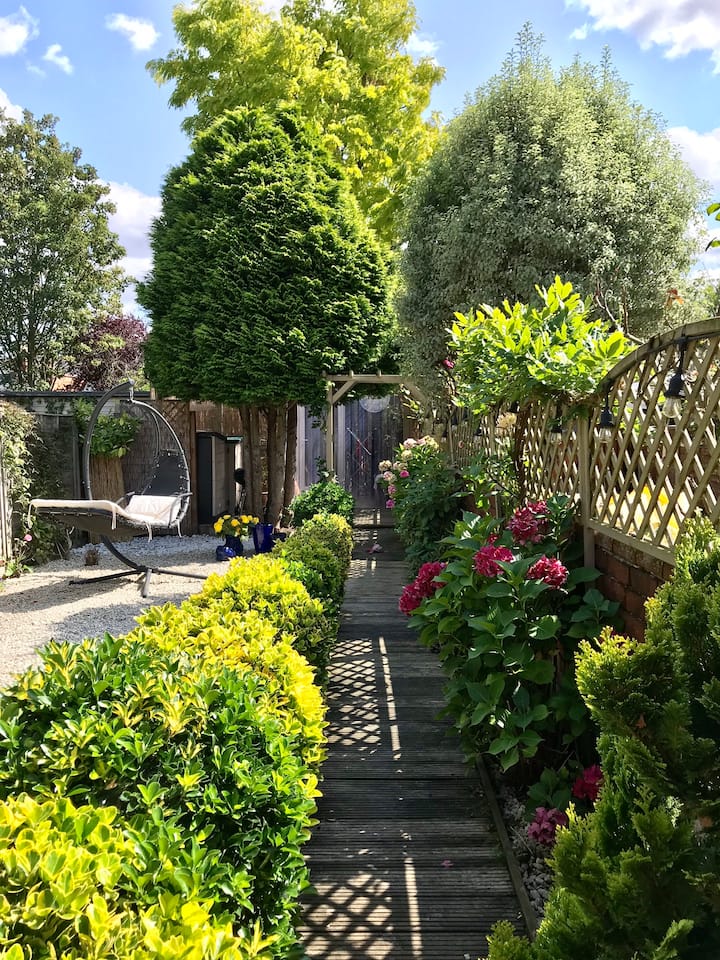 A Garden House In Reading (Queen-size Bedroom) - Reading