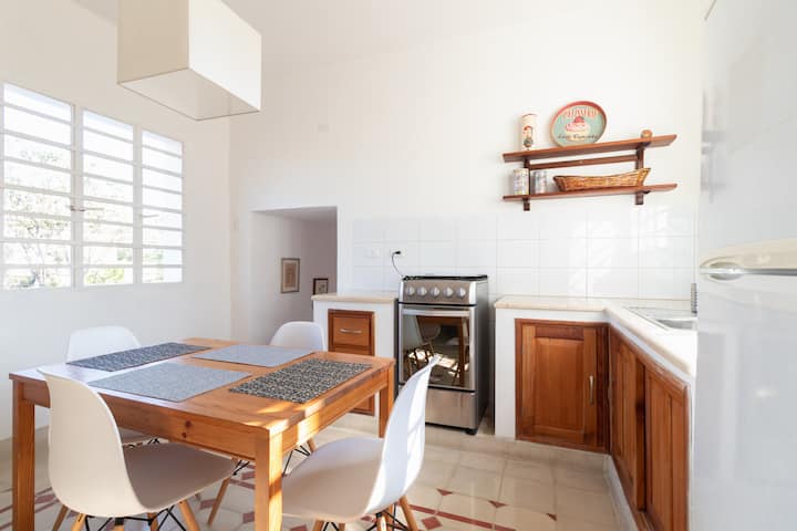 Solar Powered Apartment, Vedado, Terrace, Internet - Havana