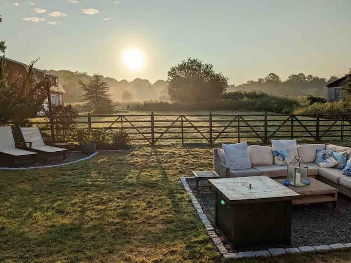 Walk To The Beach - Serene Coastal Country Cottage - Newport, RI