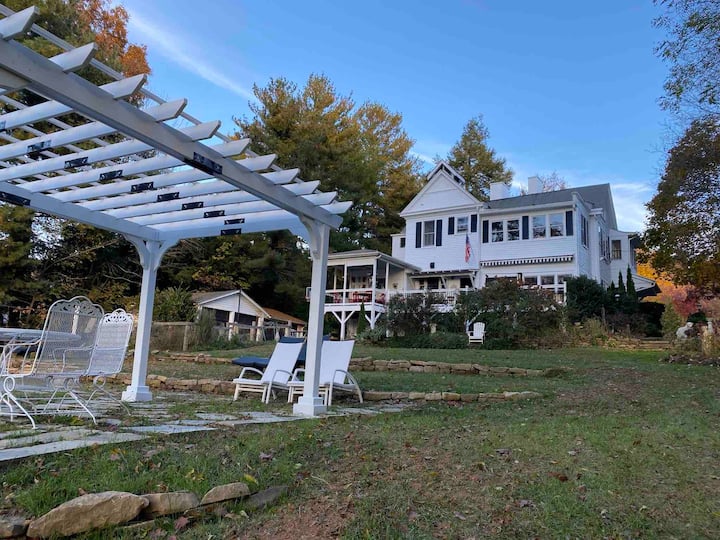 Views, Pool, Pets Welcome, Fenced Backyard - Asheville, NC