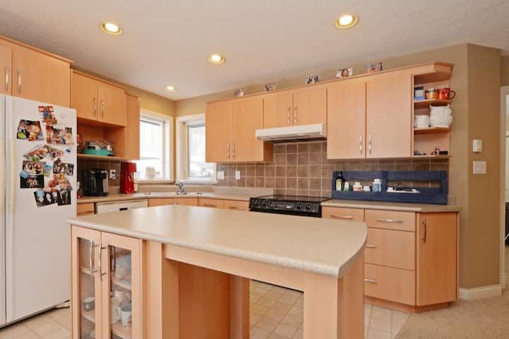 2 Bdrm Spacious Ground Floor Suite With Parking - Saanich