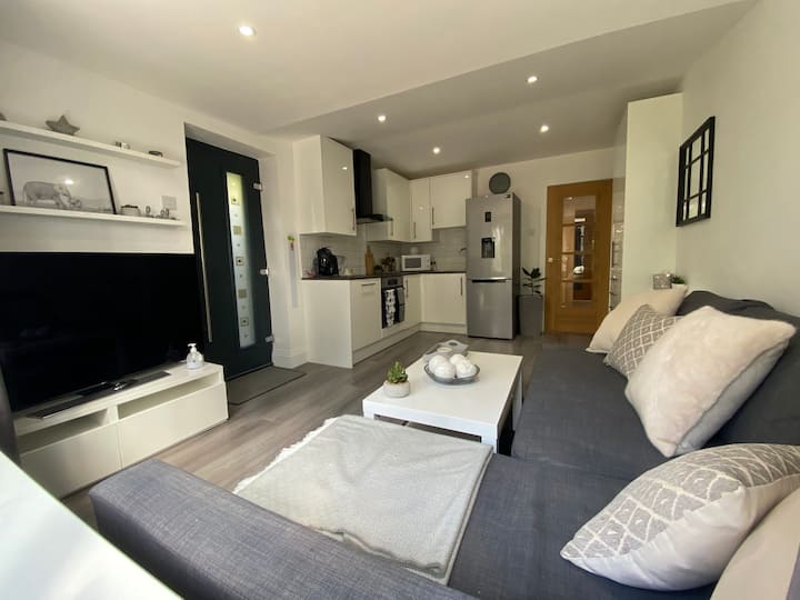 Self-contained Modern Annexe Near Farnborough - Farnham