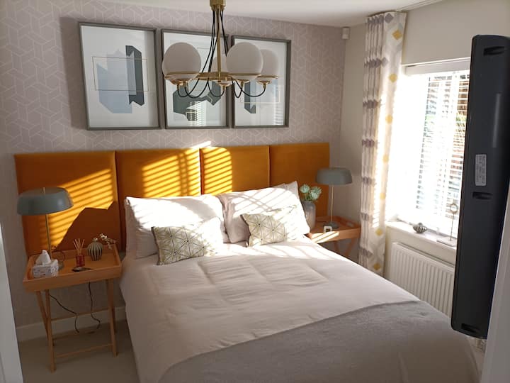 Southern Comfort Double Bedroom With Full Ensuite - St Austell