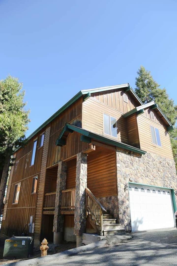 Spacious 2 Story Cabin, 4 Bedrooms / 3 Bathrooms - Shaver Lake, CA