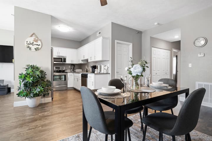 20% Off Cozy 2 Bedroom, With Super Fast Wi-fi - Springfield, IL