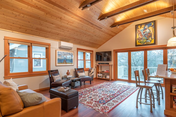 Separate Spacious Guest House Over Garage. - Portland, OR
