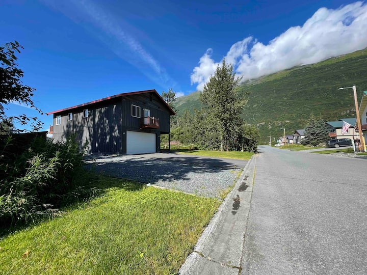 Home By The Mountains - Valdez, AK