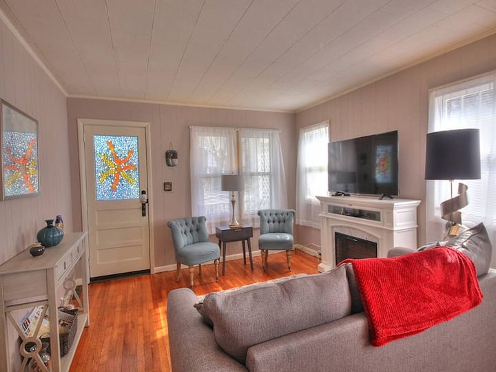 North Asheville Art/firepit/porch/rocking Chairs - Weaverville, NC