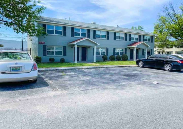 Located Near Everything! Right Off Of University. - Huntsville, AL