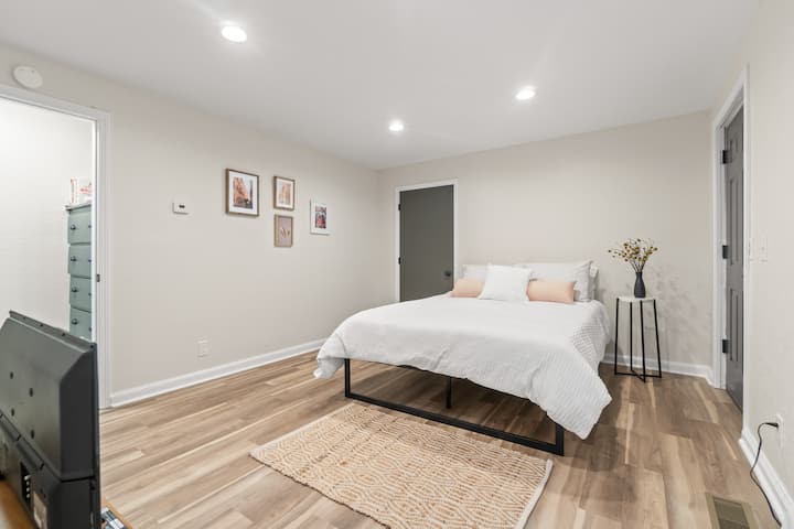 Comfortable Bright And Cozy Studio Near Downtown - Fort Wayne, IN