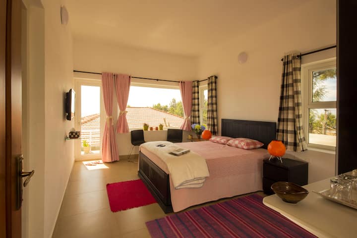 Ku Mo: Perched In The Sky. Room 2 Saffron - Ooty