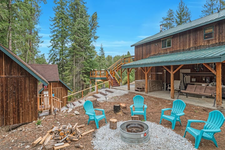 Riverfront Cabin Sleeps 6 With A Hot Tub - Lake Chelan, WA
