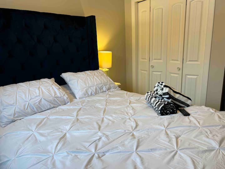 "Trendy Downtown Calgary Retreat: 3 Min To Train!" - Calgary