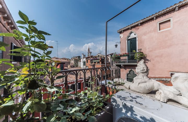 Au Nom De La Rose - Venice Marco Polo Airport (VCE)