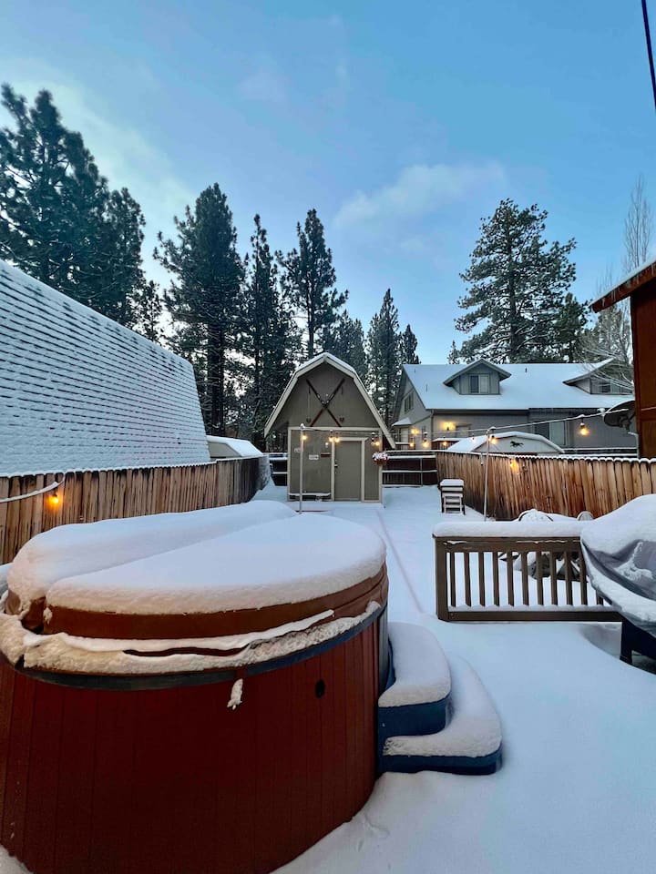 Cute Cozy Cabin! Pup Friendly, Hot Tub, Fireplace. - Big Bear, CA