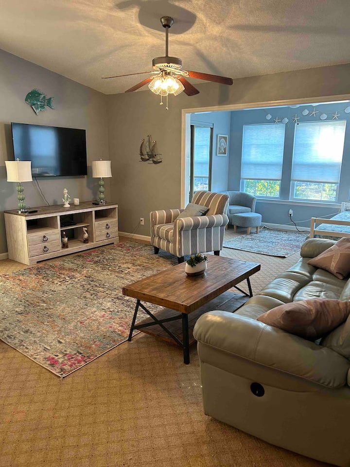 Cozy Condo Minutes From Beach - Garden City, SC