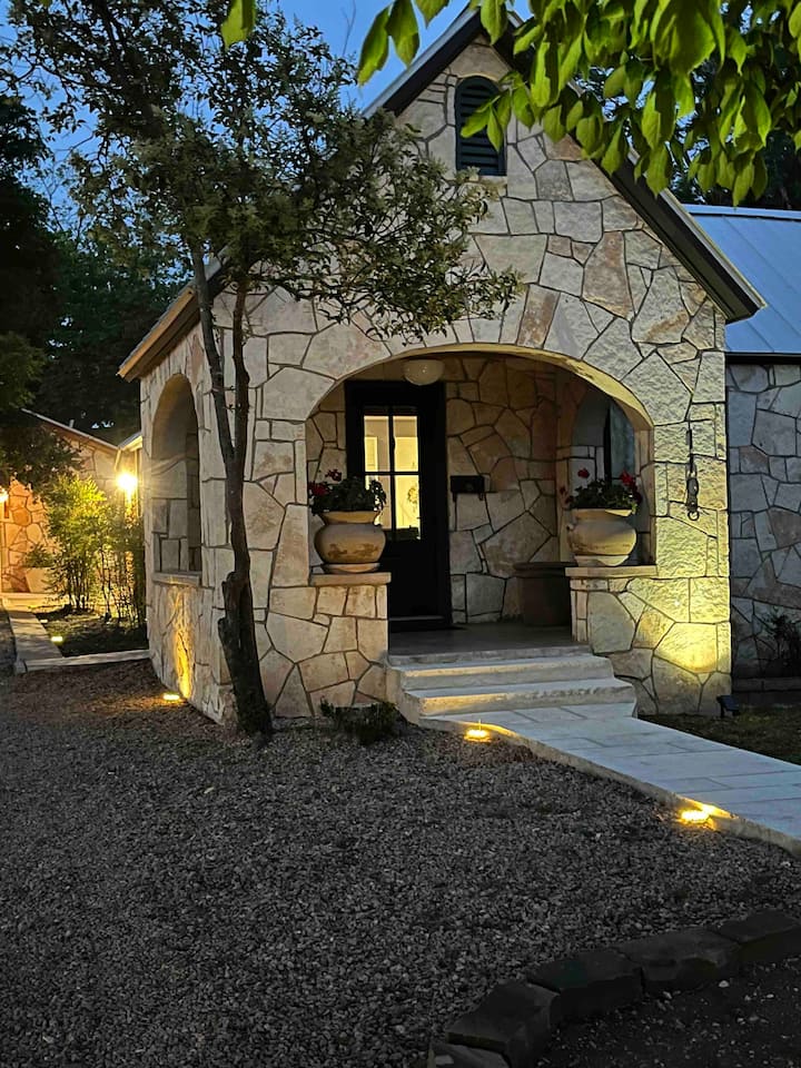Charming Rock House Retreat  Close To Town - Kerrville, TX